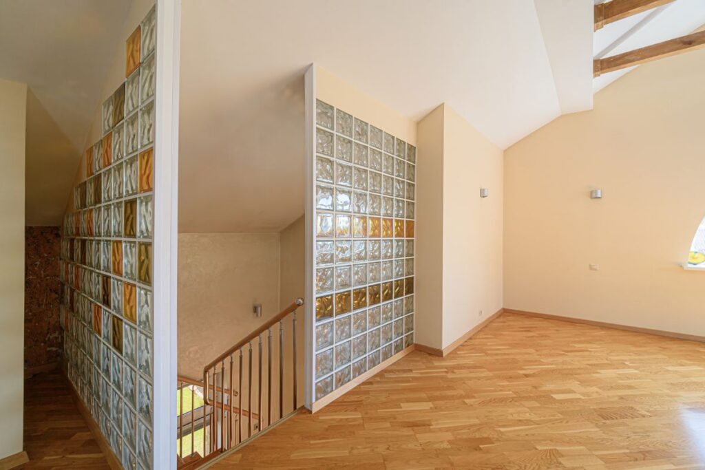 Pareti, docce e non solo: i modi più creativi per usare il vetrocemento